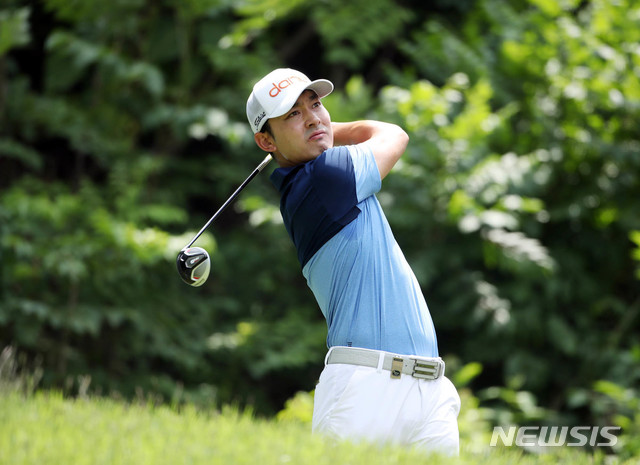 KPGA 6승 노리는 홍순상, 1타차 선두 유지 :: 공감언론 뉴시스통신사
