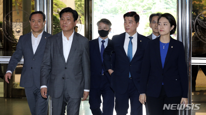 野, 경찰청 항의방문…"MBC 압수수색은 언론자유 훼손" :: 공감언론 뉴시스통신사