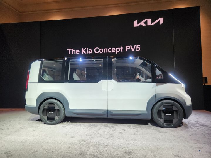 운전대가 책상 램프로 변신…기아 첫 PBV 'PV5' 보니[CES 2024] :: 공감언론 뉴시스통신사