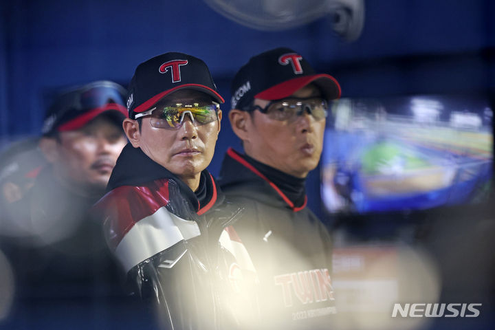 경기 지켜보는 염경엽 감 공감언론 뉴시스통신사