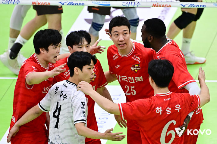 한전, OK저축 누르고 3위 도약…GS, 풀세트 끝 페퍼 제압(종합)